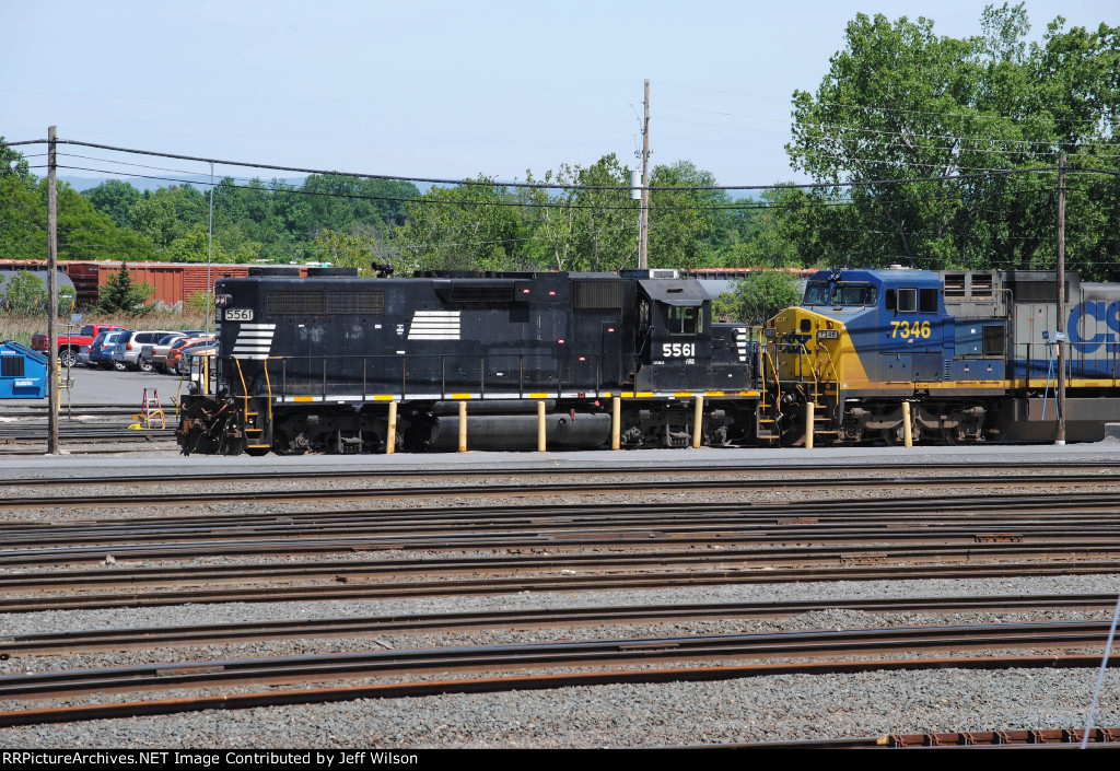 Former NS unit idling in the yard